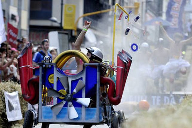 Una carrera de Los autos locos animó el centro porteño