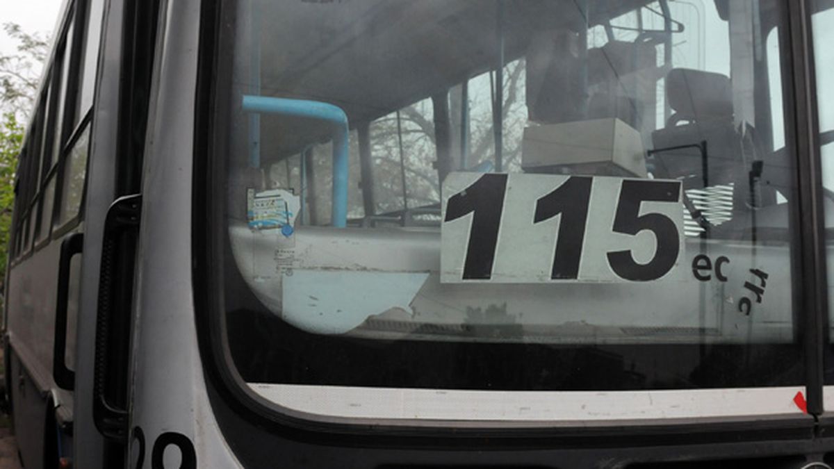 Pánico entre los pasajeros de un colectivo de la 115 que fueron tomados ...