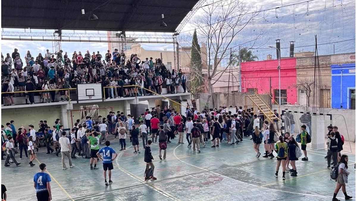 Tres estudiantes cayeron desde una tribuna en Concordia