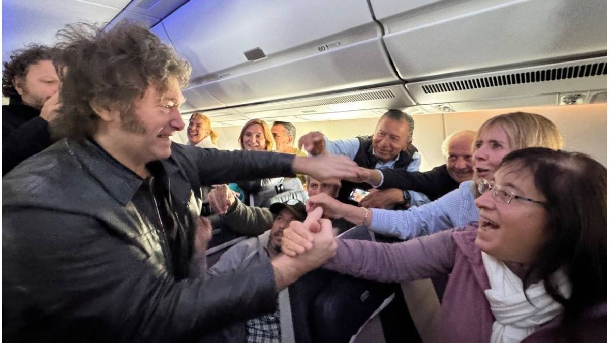Javier Milei volvió a Argentina y se sacó fotos en el avión