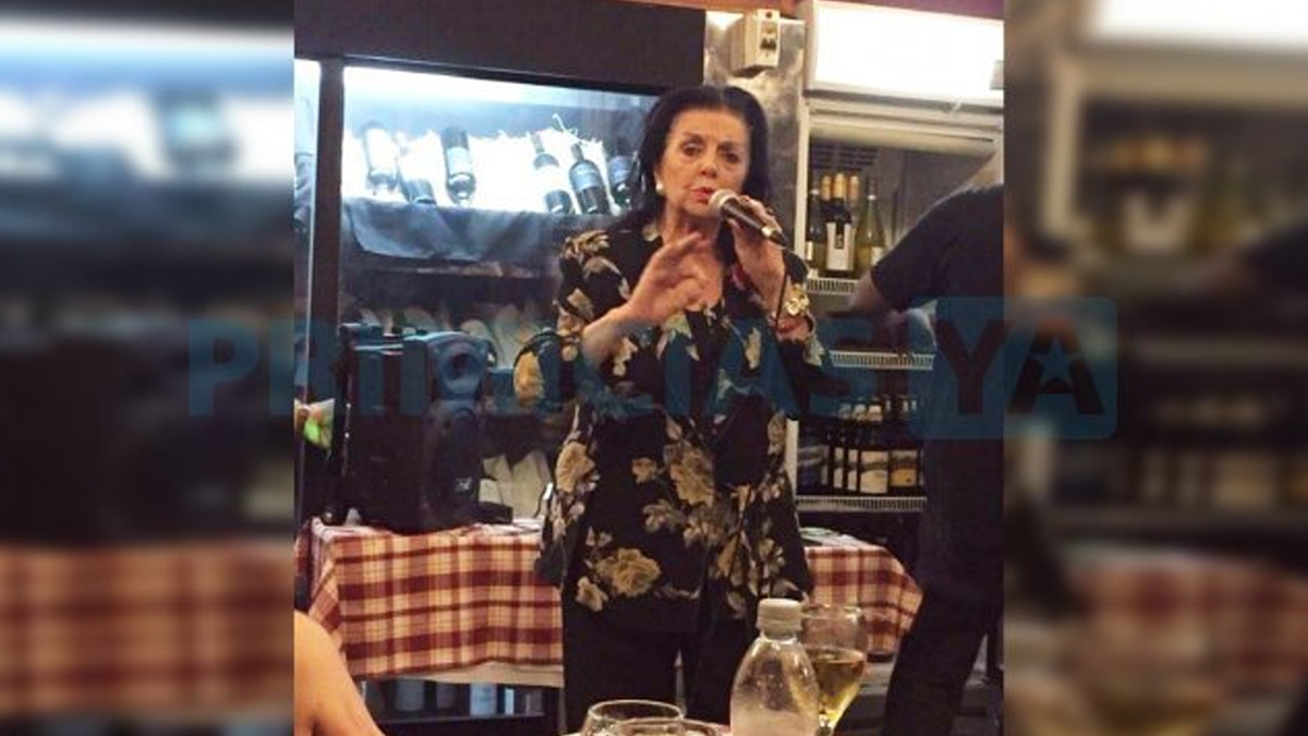 El bizarro recital de Martha Fort en una parrilla de Parque Patricios