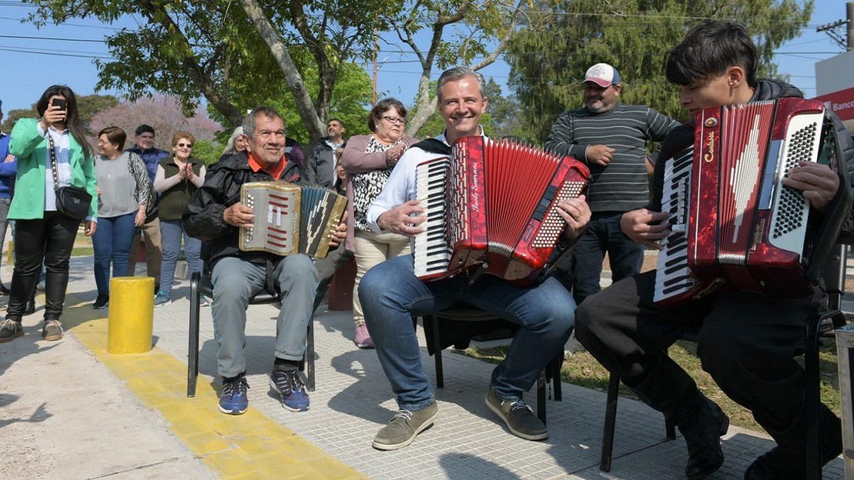 En San Jaime, Adán Bahl tocó el acordeón y pidió confianza