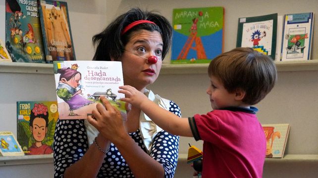 La historia de la payasa Cuchara, una entusiasta de la lectura