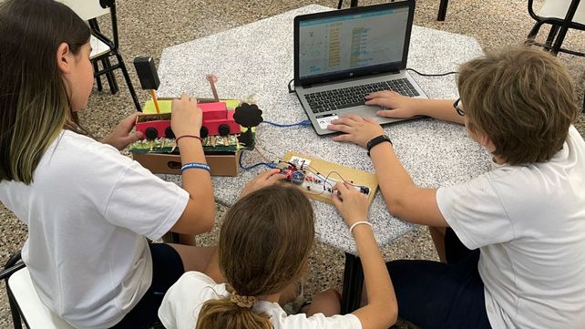 El desafío de aprender a programar un robot en la escuela primaria