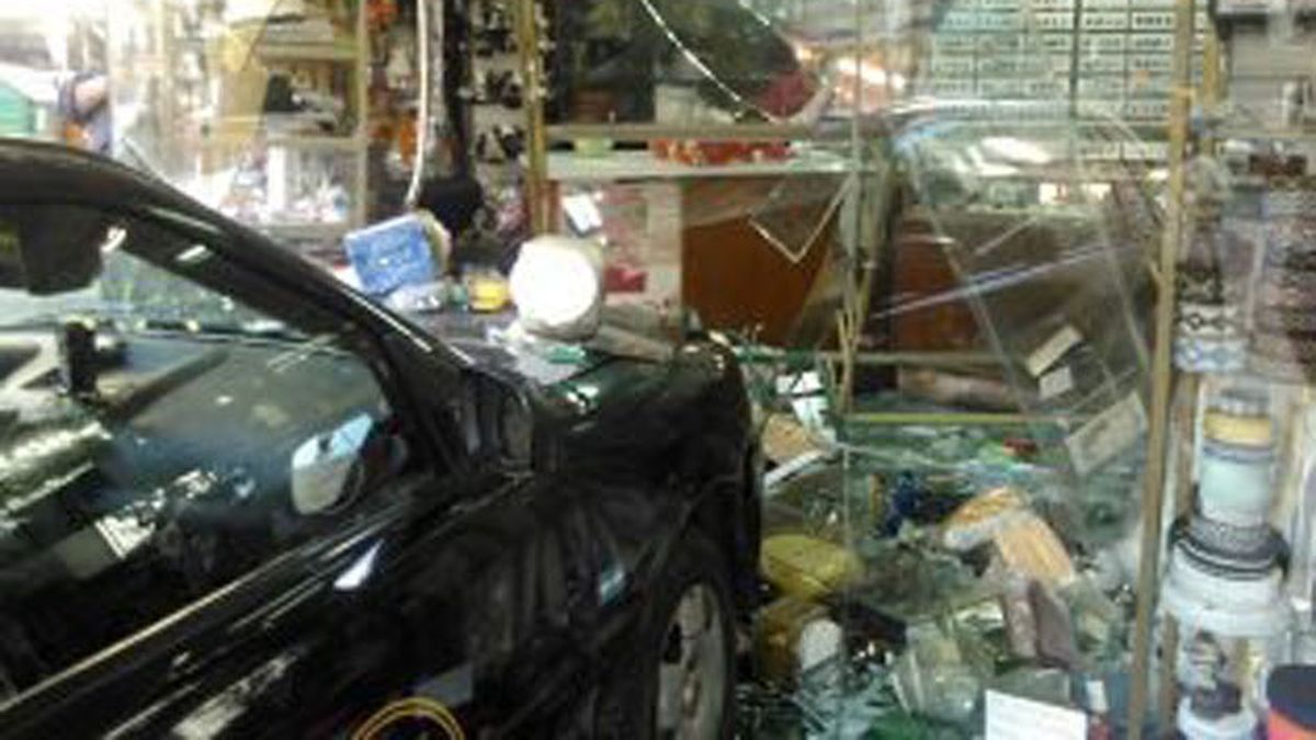 Un taxi fue embestido, subió a la vereda y se incrustó contra un local ...