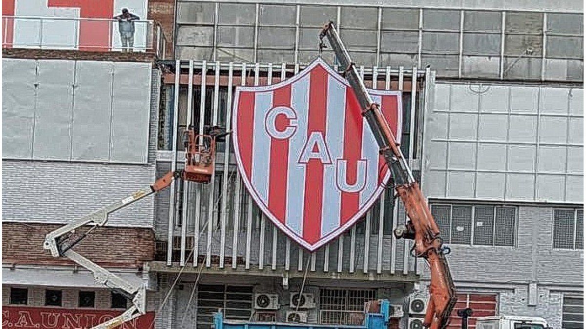 Renovado: volvieron a colocar el escudo en la fachada de Unión