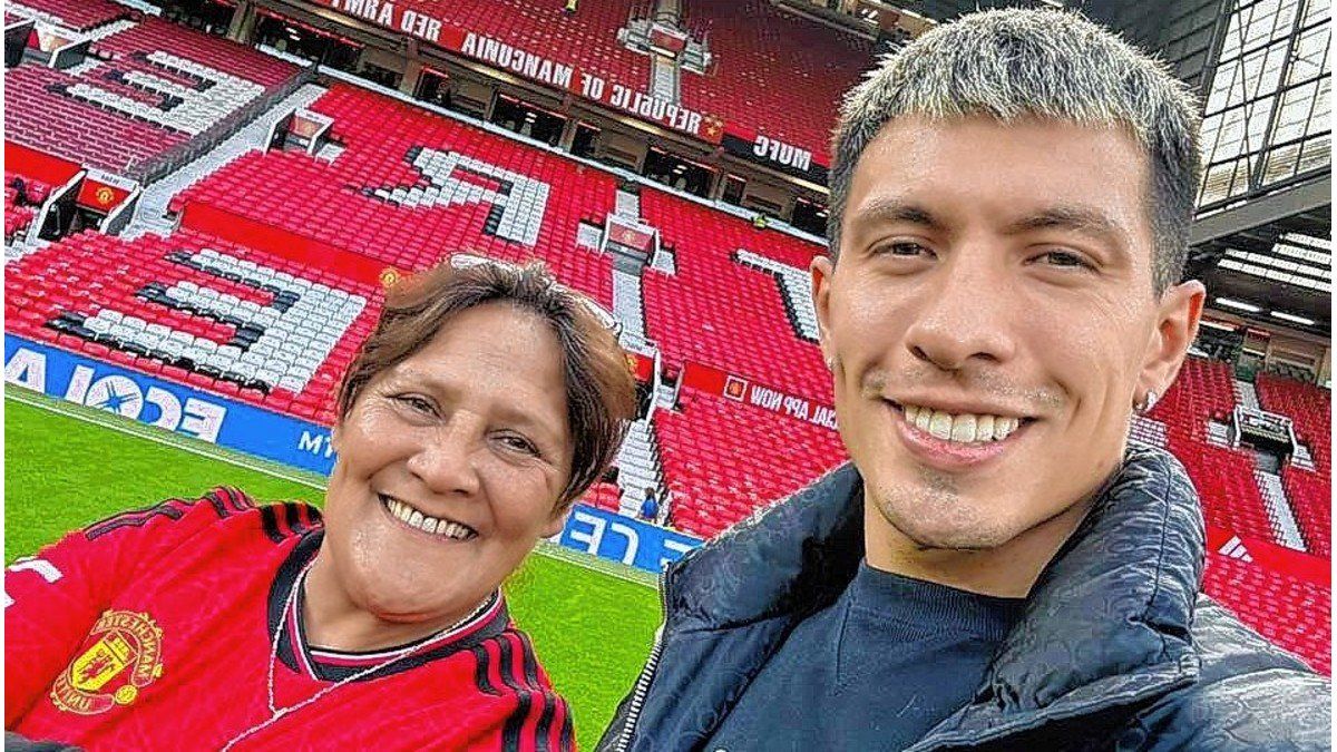 Lisandro Martínez saludó a su mamá en Old Trafford