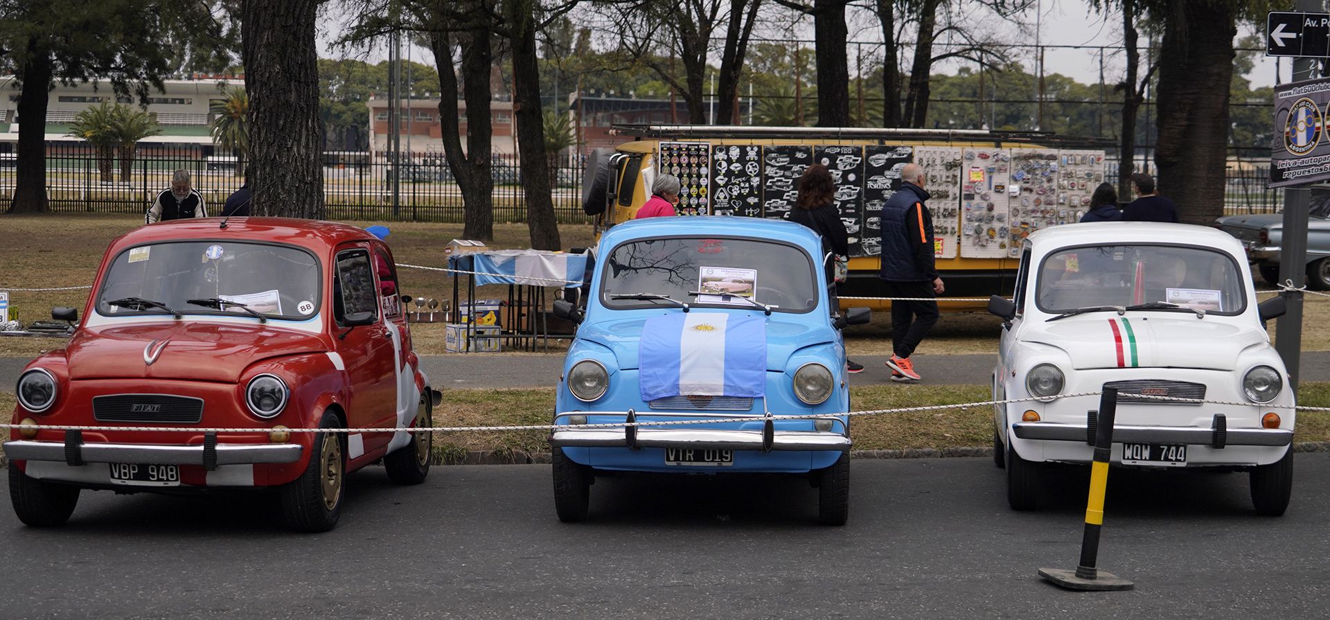 Exposición de autos clásicos en el Parque Independencia
