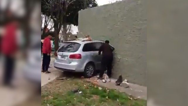 Chocó contra una pared en barrio Matheu y terminó adentro de una casa