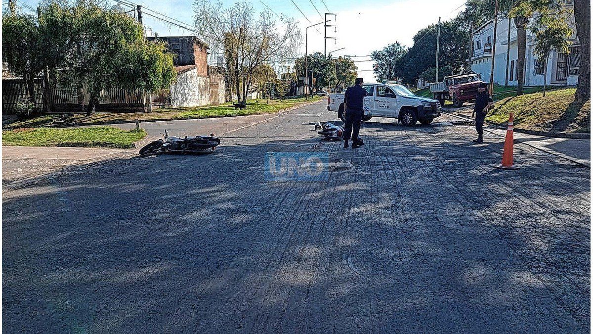 Paraná: dos motociclistas chocaron violentamente de frente