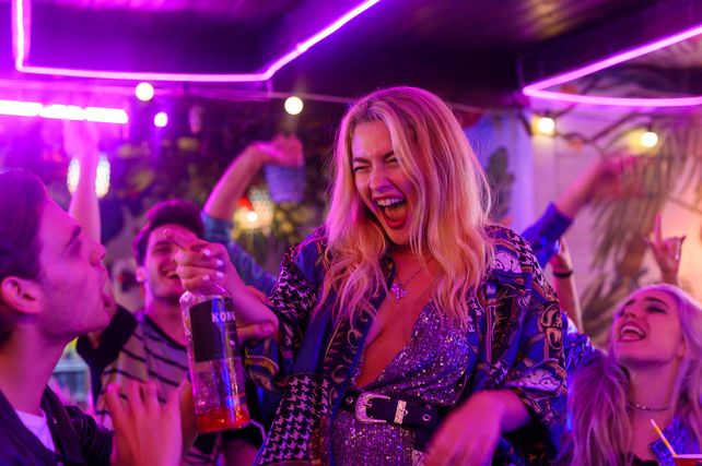 Fiesta descontrolada, crimen y misterio en la serie Último primer día