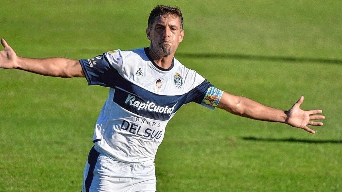 Lucas Licht, a los 40 años, seguirá su carrera en Villa San Carlos