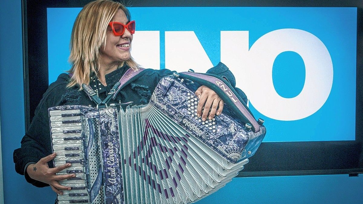 Azul Carrizo hace bailar a todos con su acordeón