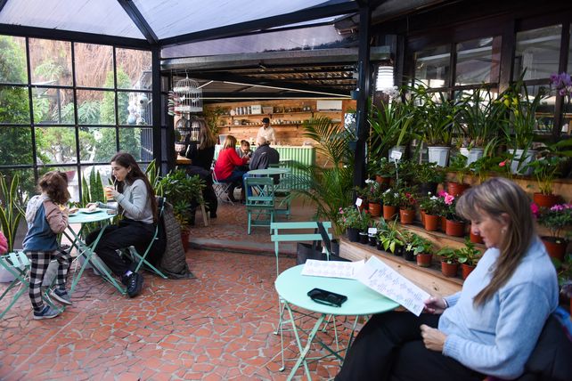 La influencer rosarina que creó un bar verde dentro de su vivero