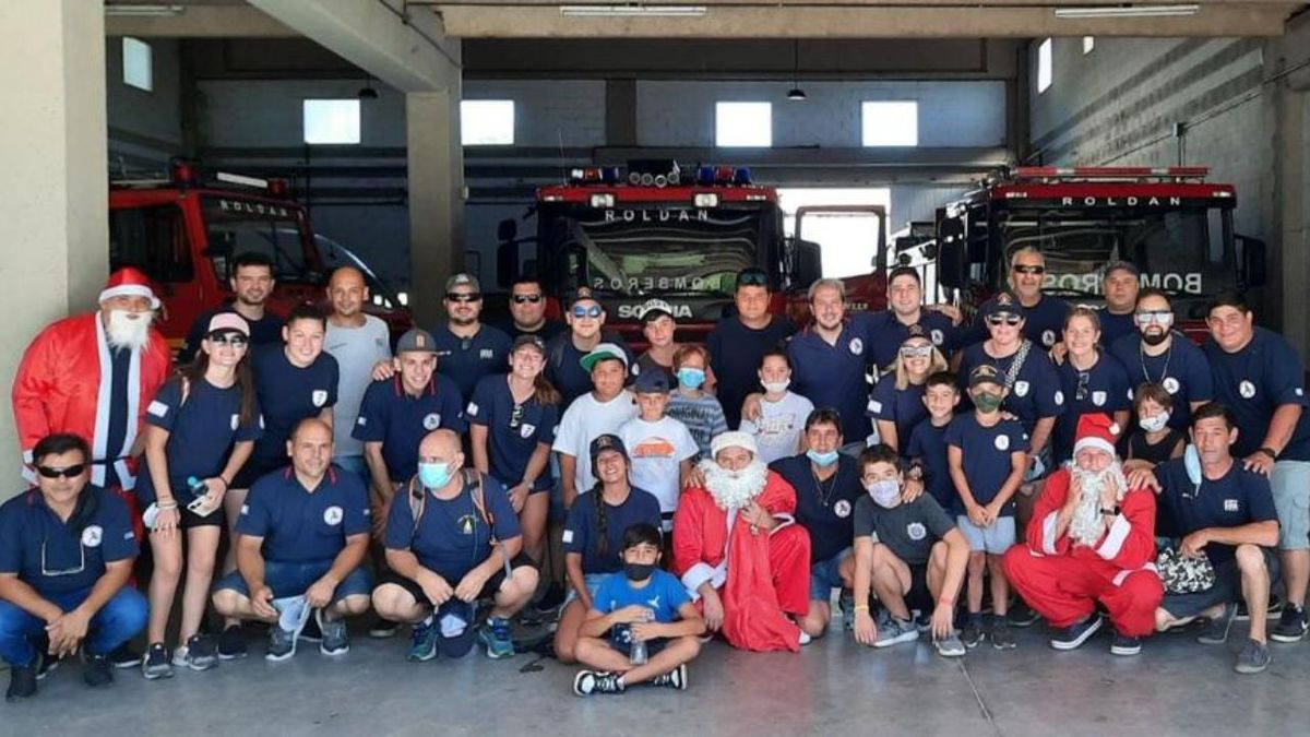 Los más chicos verán al Papá Noel de los bomberos en Roldán y Funes