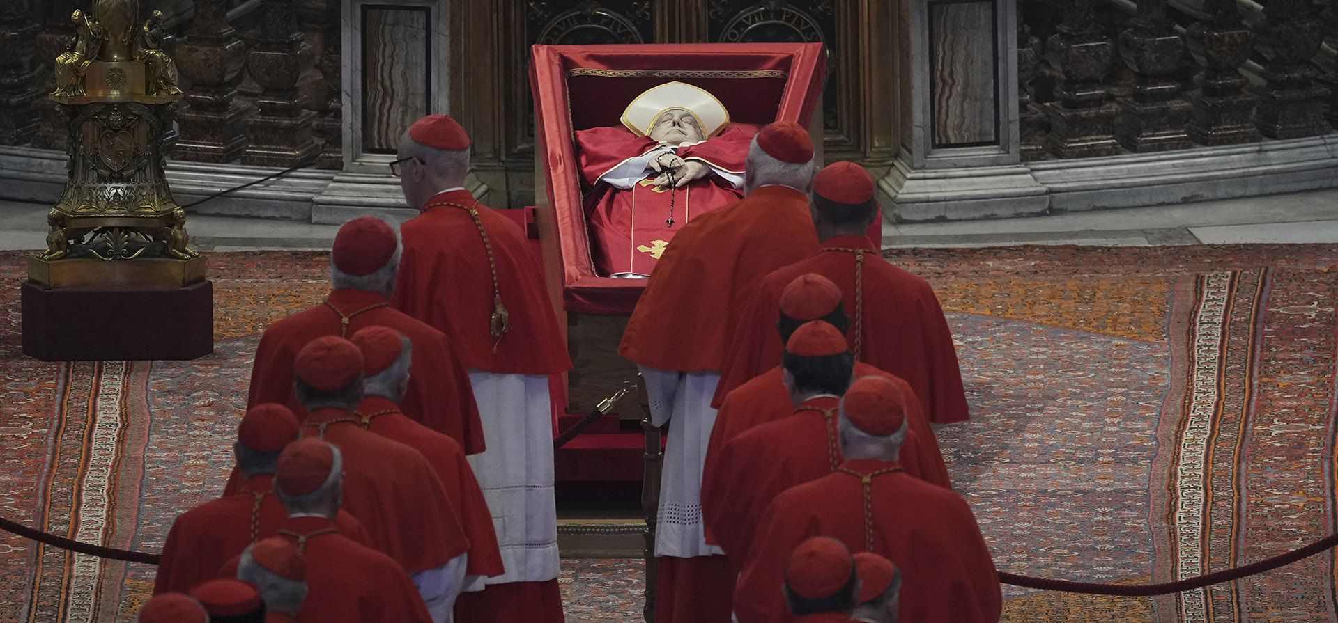 En imágenes, una multitud comienza a despedir al Papa