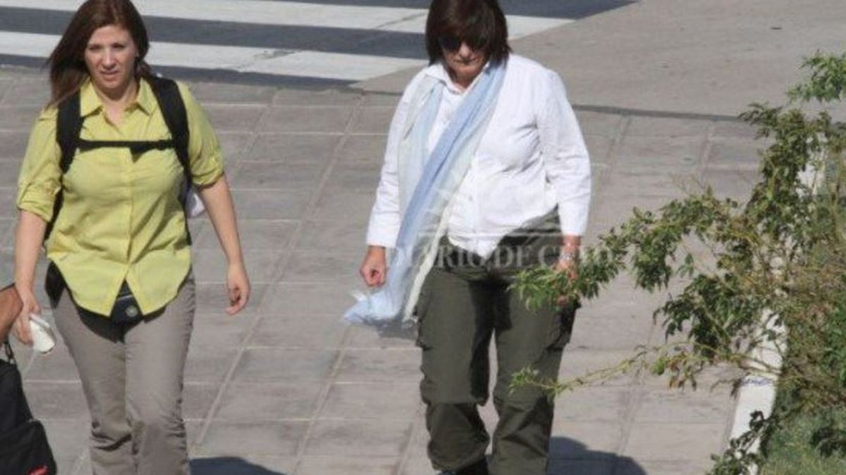 El extraño líquido en el pantalón de Patricia Bullrich