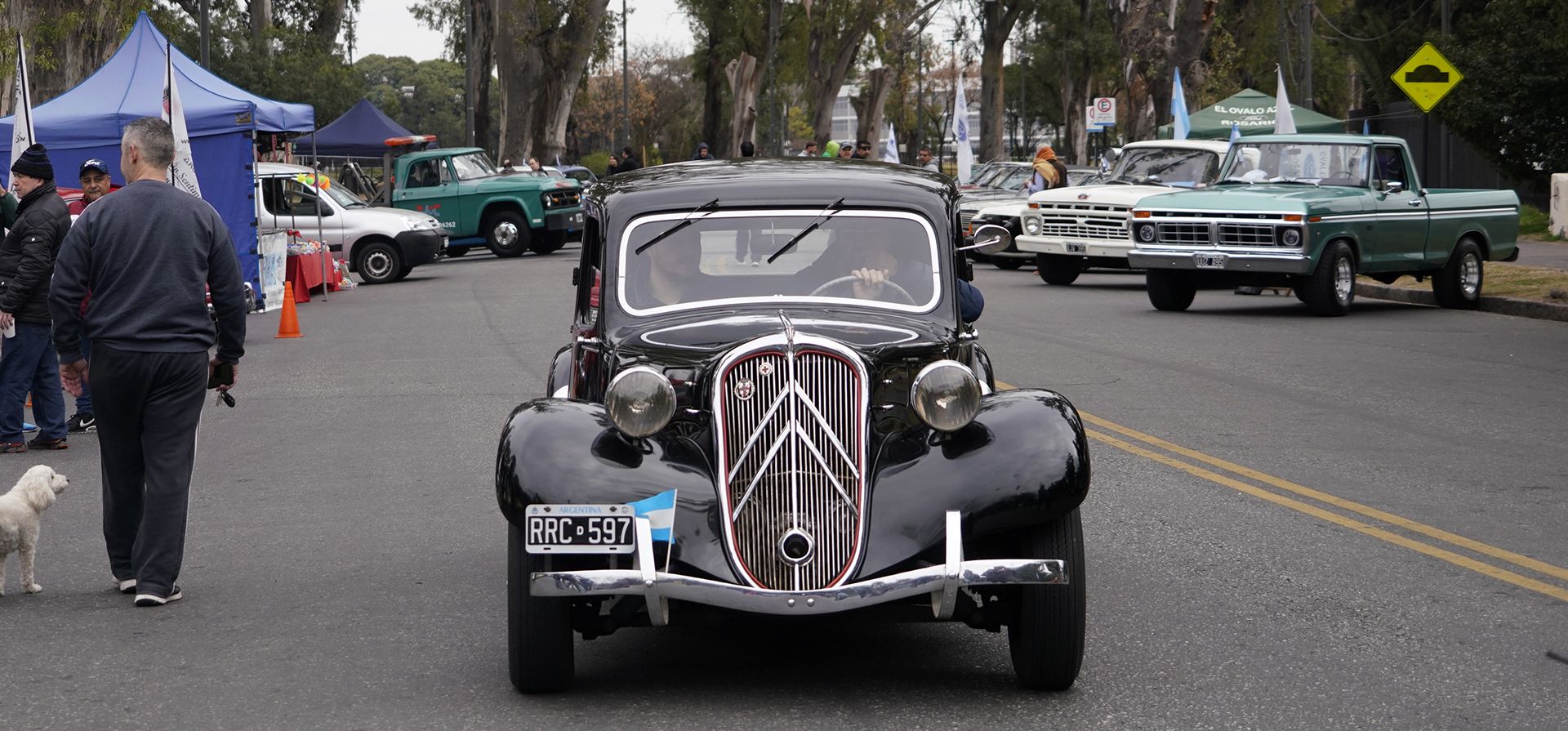 Exposición de autos clásicos en el Parque Independencia