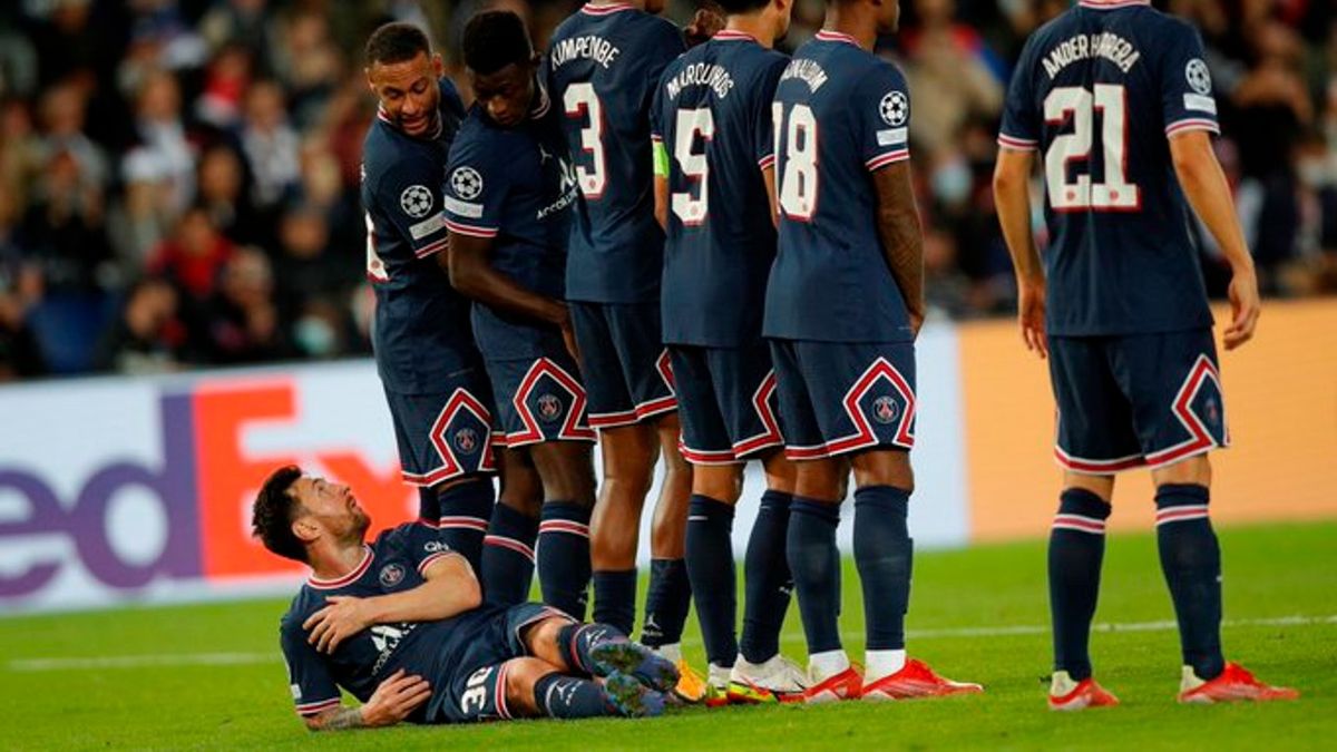 Messi le restó importancia al haberse acostado detrás de la barrera ...