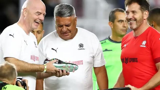 Chiqui Tapia fue reemplazado a los 7 minutos en el amistoso de Conmebol ...