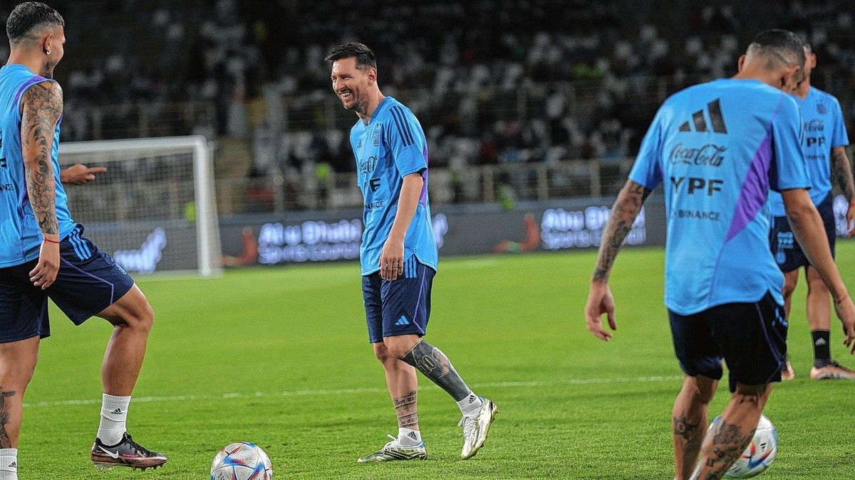 Lionel Messi entrenó a la par del plantel y será titular en el debut
