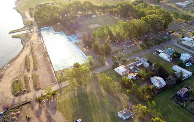 Miles de personas vacacionan en el balneario El Edén