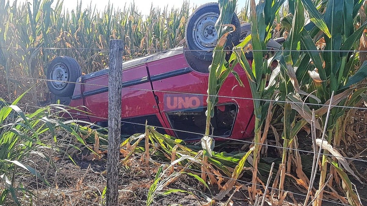 Accidente fatal: conductor falleció tras despistar y volcar su auto en un maizal
