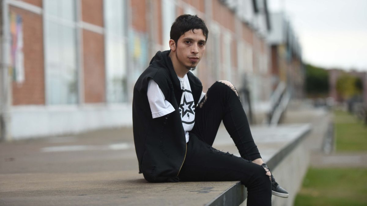 La increíble historia de un joven que perdió los dos brazos