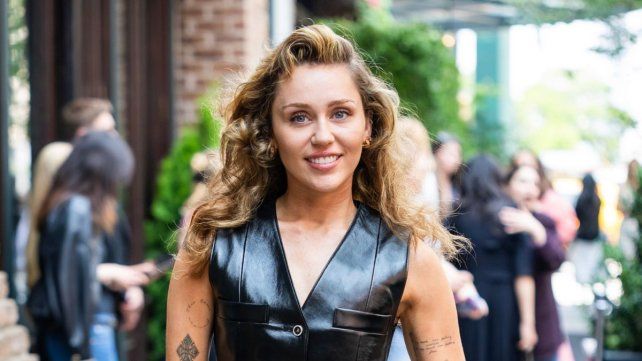 Miley Cyrus publica Secrets, una nueva canción dedicada a su padre