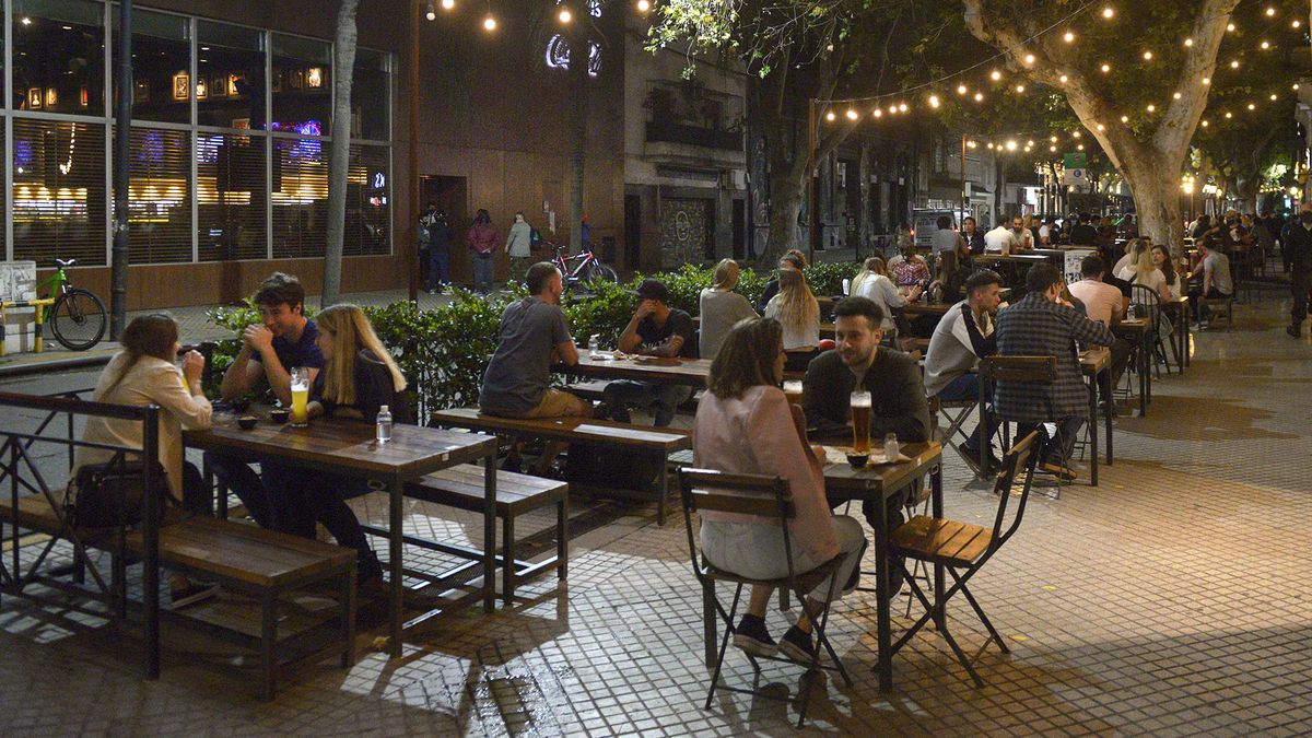 Autorizan a cerca de 20 bares a colocar más mesas en las veredas