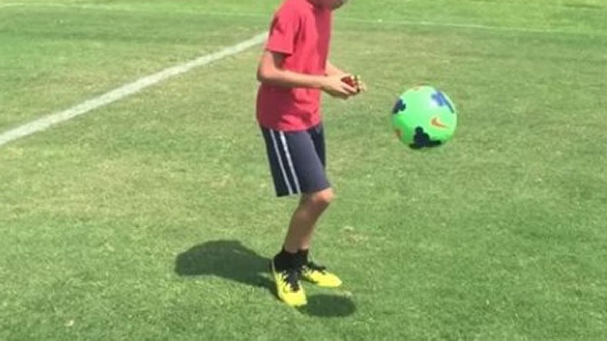 Niño genio y habilidoso: hace jueguitos con la pelota mientras arma un ...
