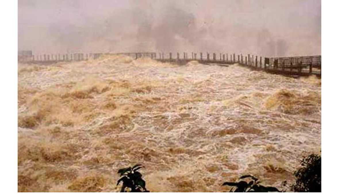 La inundación reventó la construcción de una represa sobre el río Iguazú