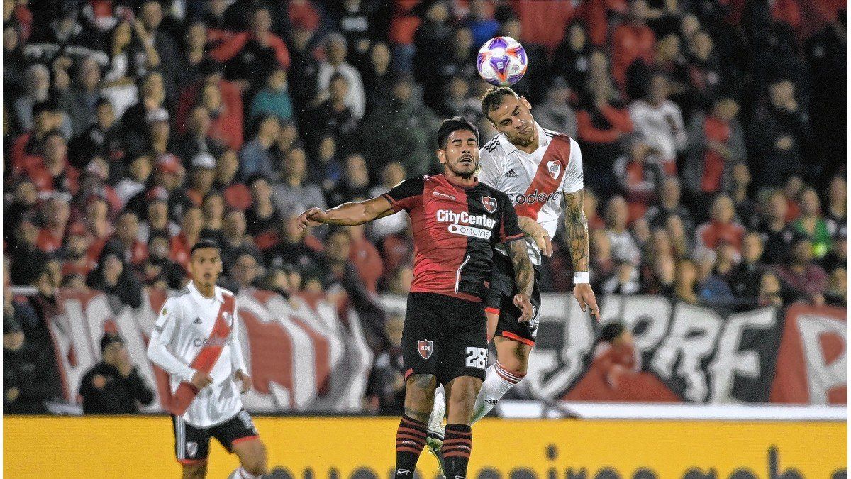 River venció a Newells sobre la hora y se afianza en la cima