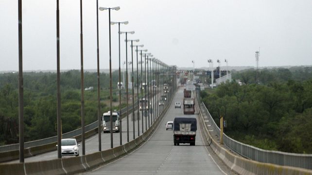 Ruta a Victoria: 3 heridos en choque de camión cargado con ganado y una ...