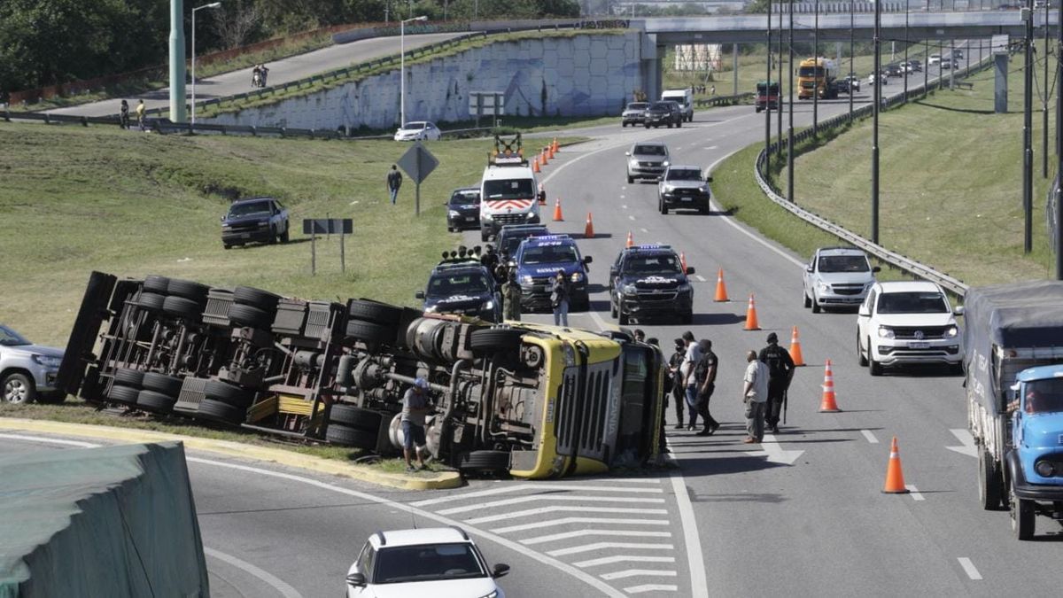 Impresionante vuelco en la autopista de un camión que transportaba yerba