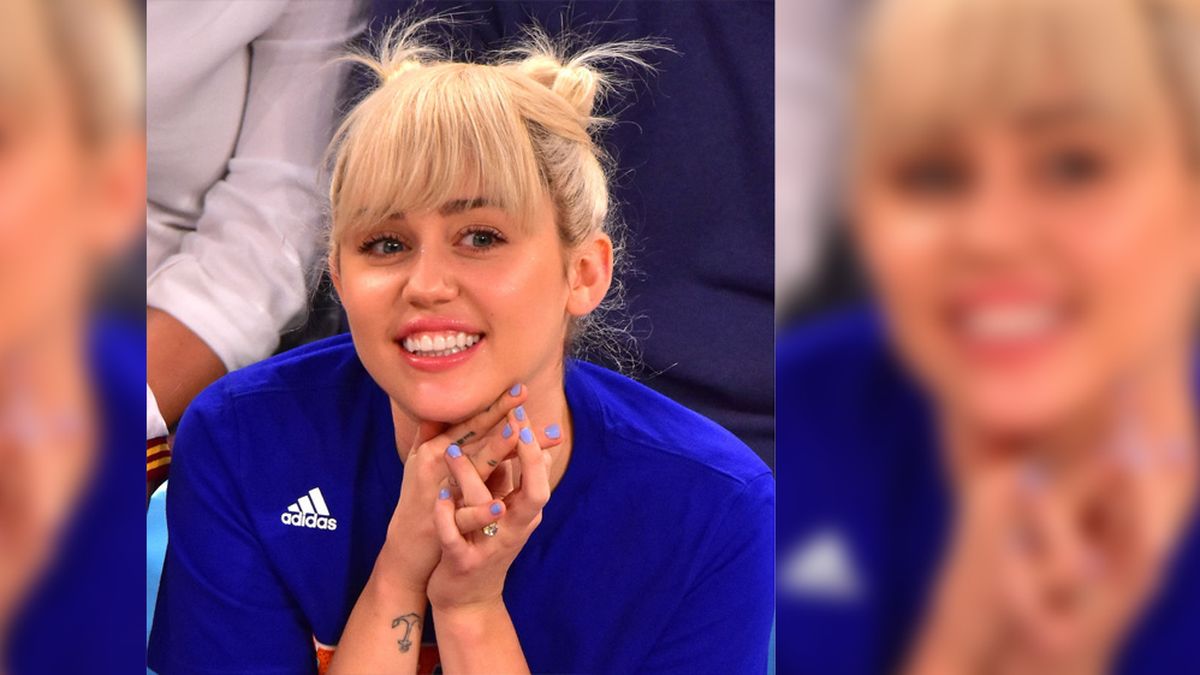Miley Cyrus lució su gran anillo de compromiso en un partido de la NBA