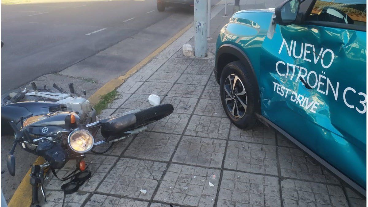 Motociclista chocó un auto de una concesionaria en Paraná