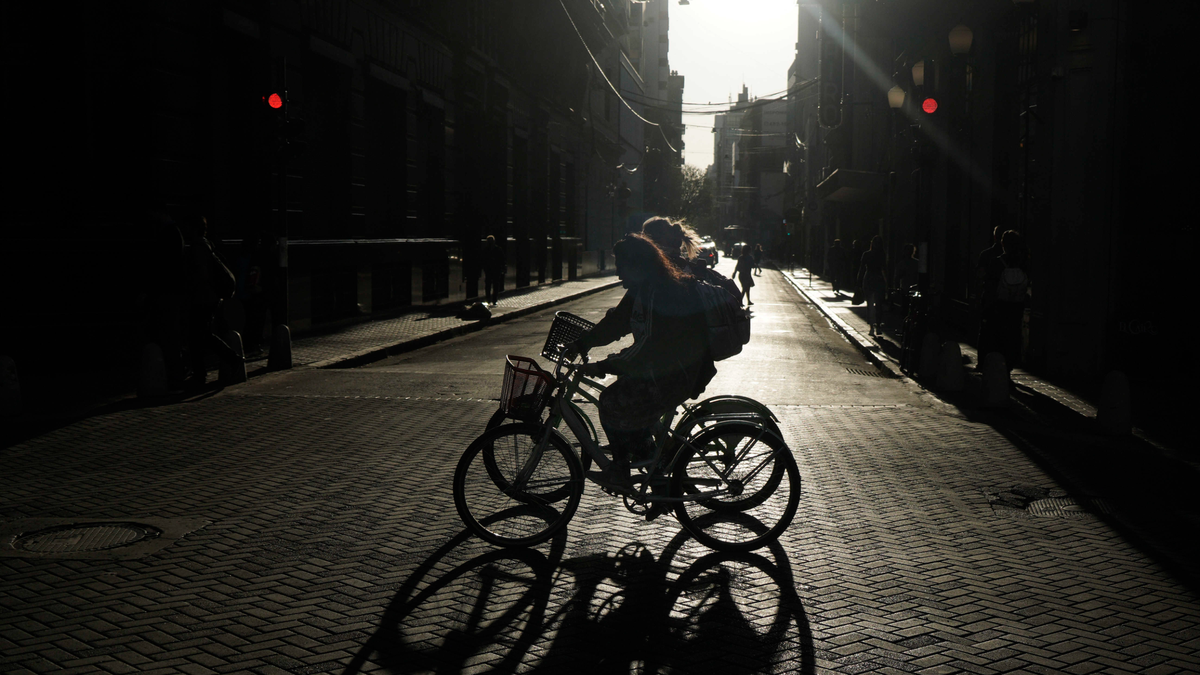Buscan prohibir la circulación de bicicletas y monopatines por calles ...