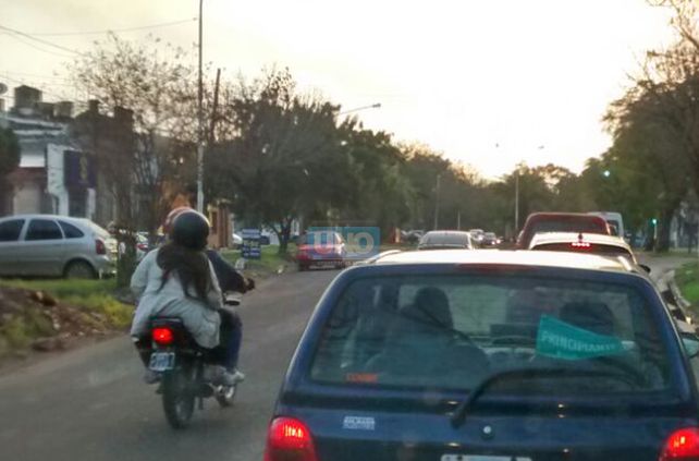 Le puso un cartel al auto para anunciar que es un principiante al volante