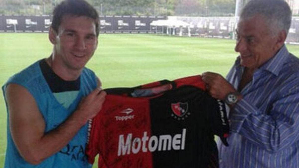 Messi recibe una camiseta de Newells firmada por el plantel