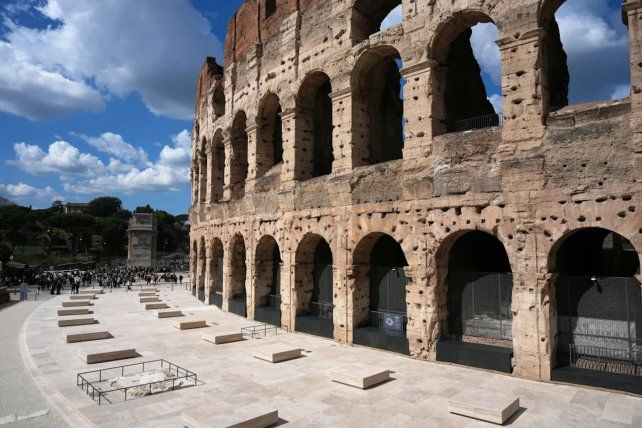 El Coliseo de Roma se renueva y recrea las huellas de columnas ...