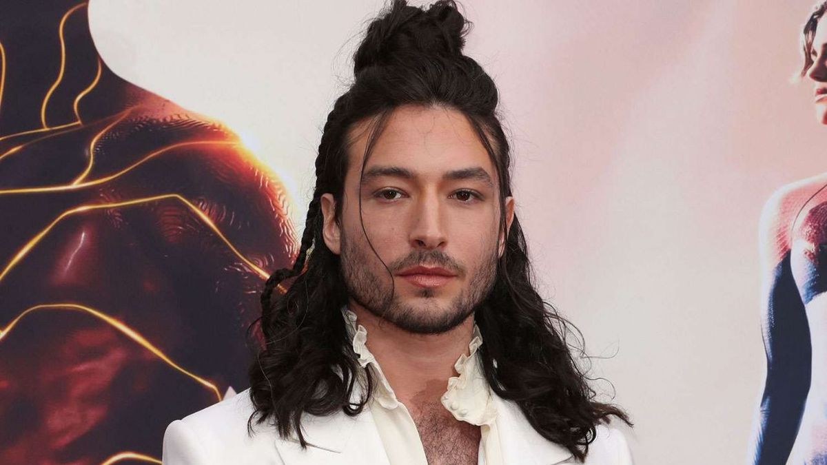 Ezra Miller sorprendió con su aparición en el estreno de Flash
