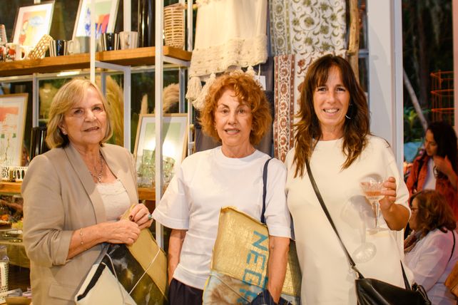 Oveja Negra junto a Tini De Bucourt