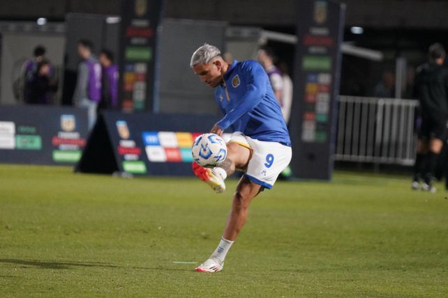 Central: a Enzo Copetti la pelota le vuelve a quedar picando de frente ...