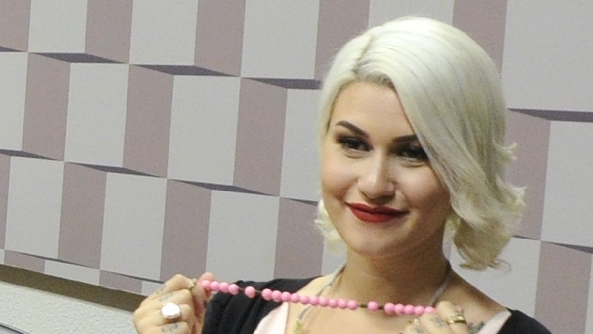 Una mediática brasileña acusada de neonazi disertará en un colegio católico