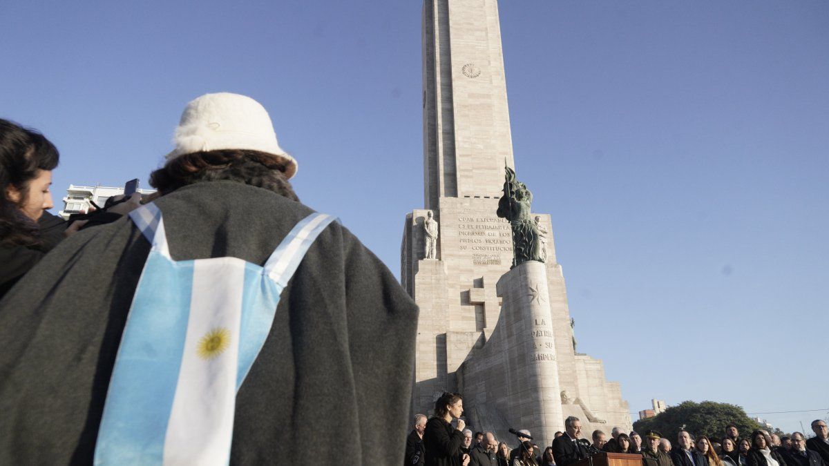 Las imágenes y el fervor de la fiesta popular por el Día de La Bandera