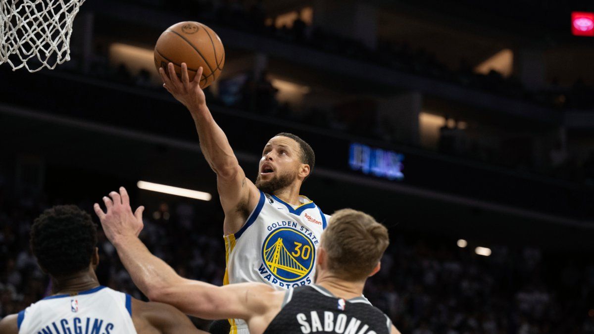 El campeón Golden State elimina a Sacramento con una noche récord de Curry