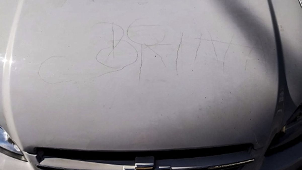 Acordate de Corina, le rayan en el auto a una docente de Ramallo