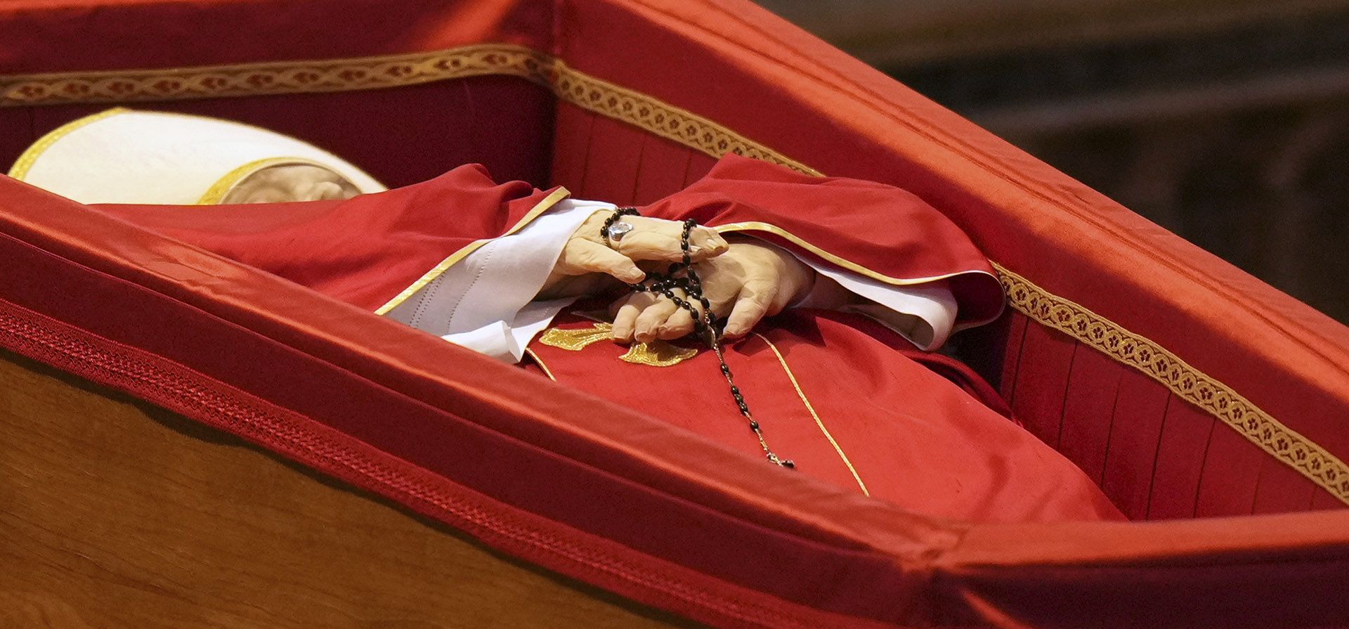 En imágenes, una multitud comienza a despedir al Papa