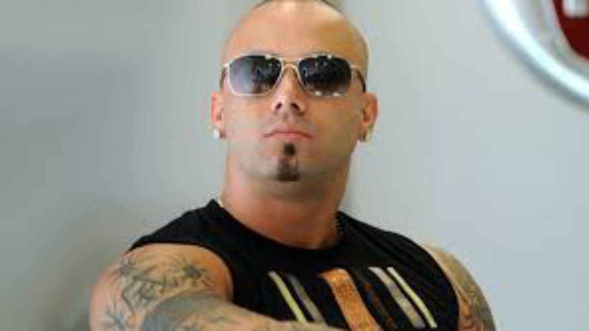 Wisin, en un difícil momento, se tatuó a su hija en el brazo